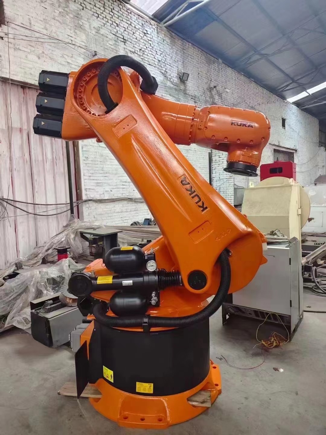 Used KUKA KR210 Robot 210 Kg Payload 2700 Mm Reach