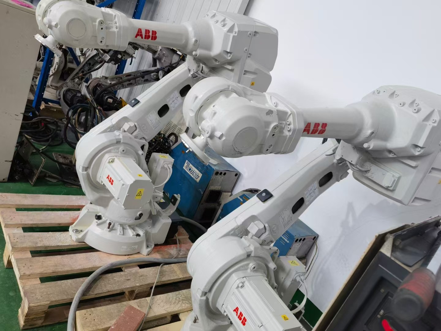 Used KUKA KR210 Robot 210 Kg Payload KRC4 Controller